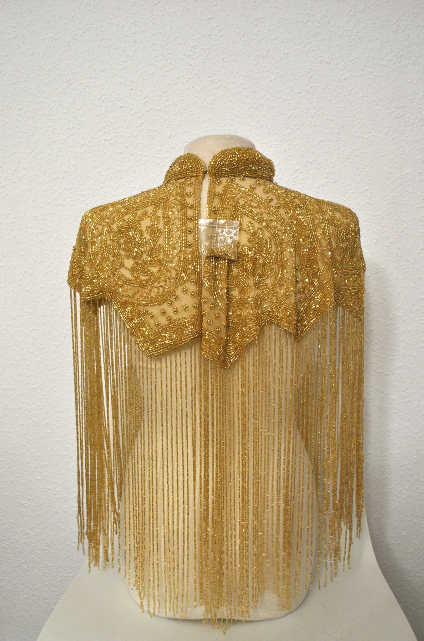 Capa de fiesta joya dorada - El joyero de Miriam