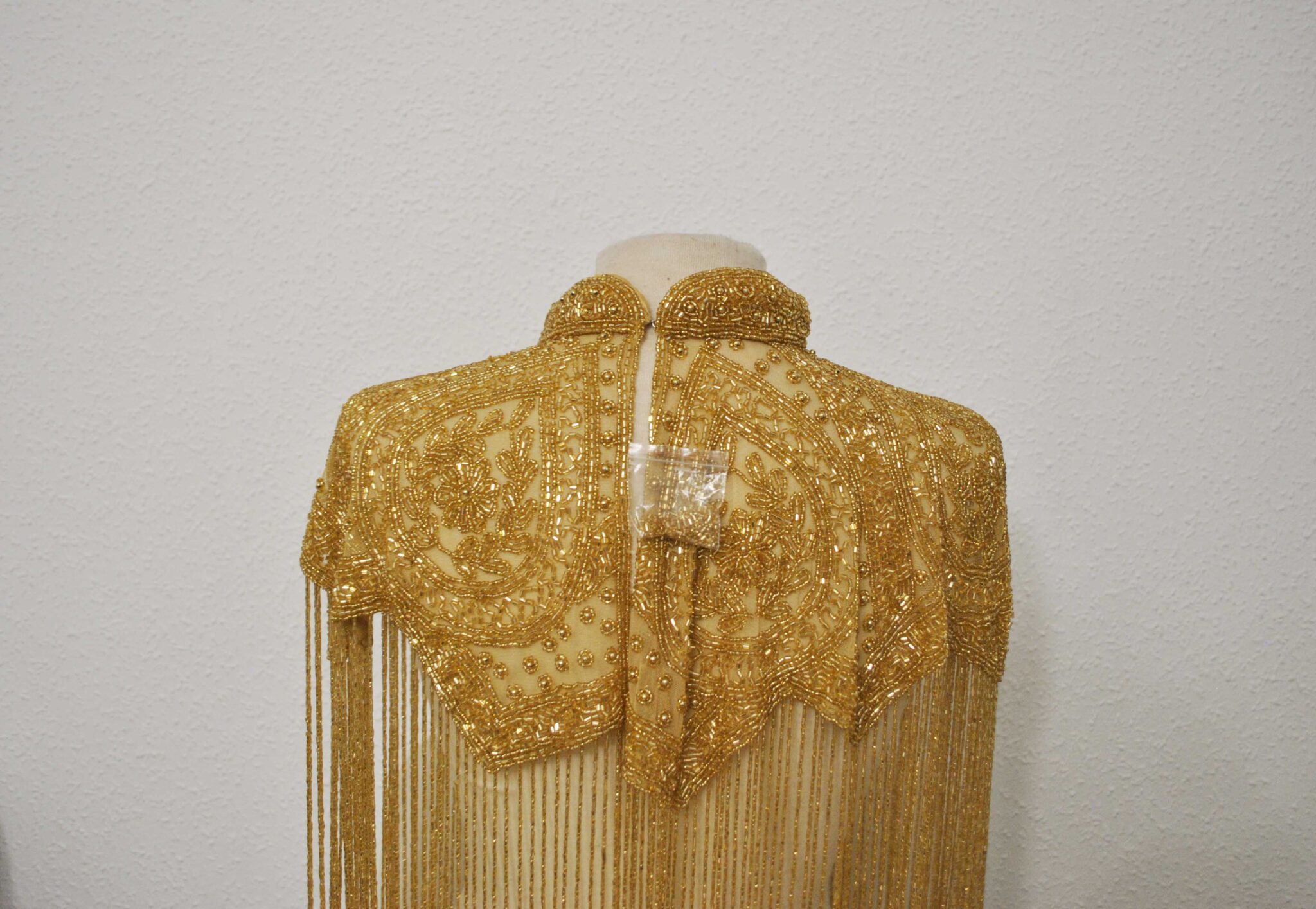 Capa de fiesta joya dorada - El joyero de Miriam